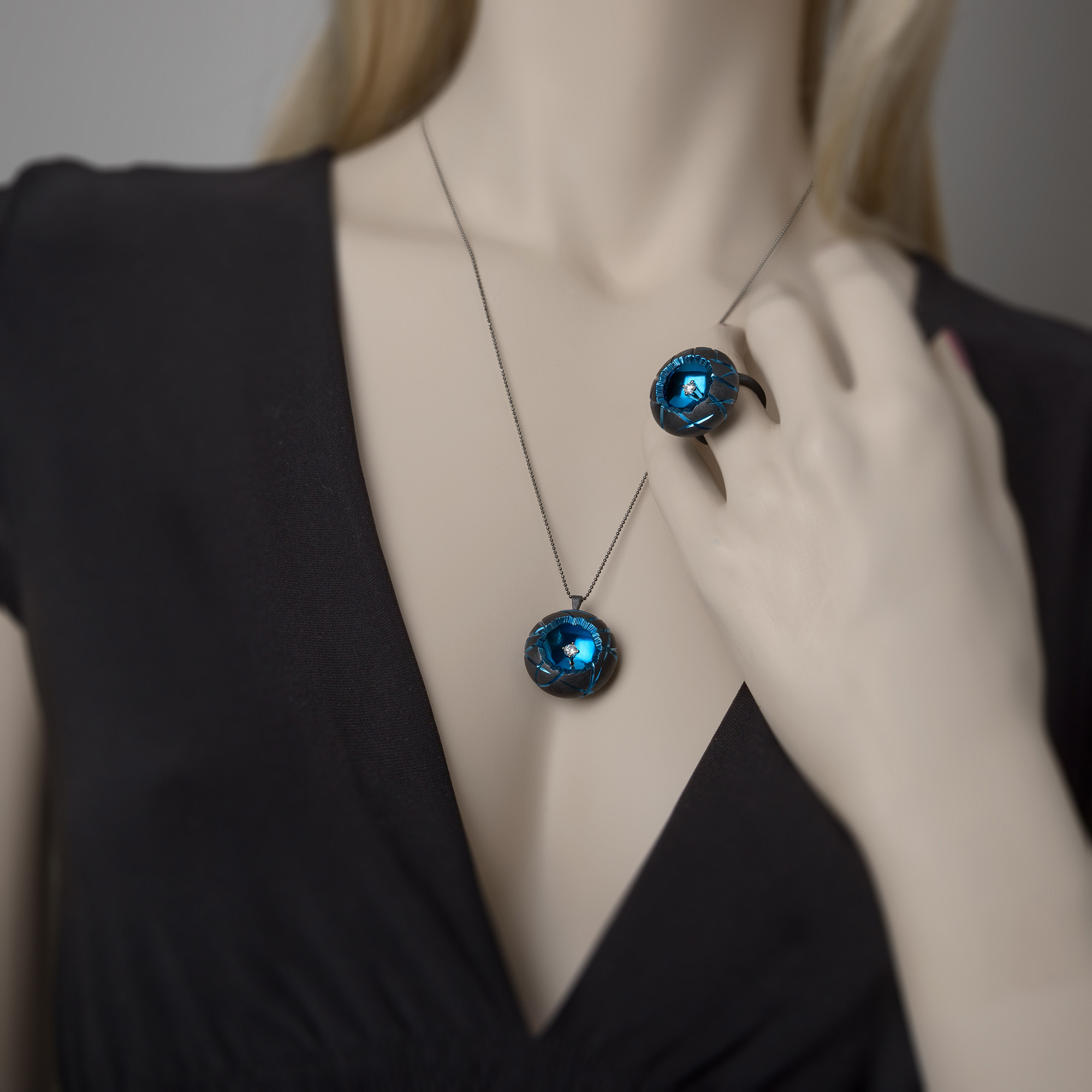 Impressive black & blue ring in titanium with diamond | KORI Shop