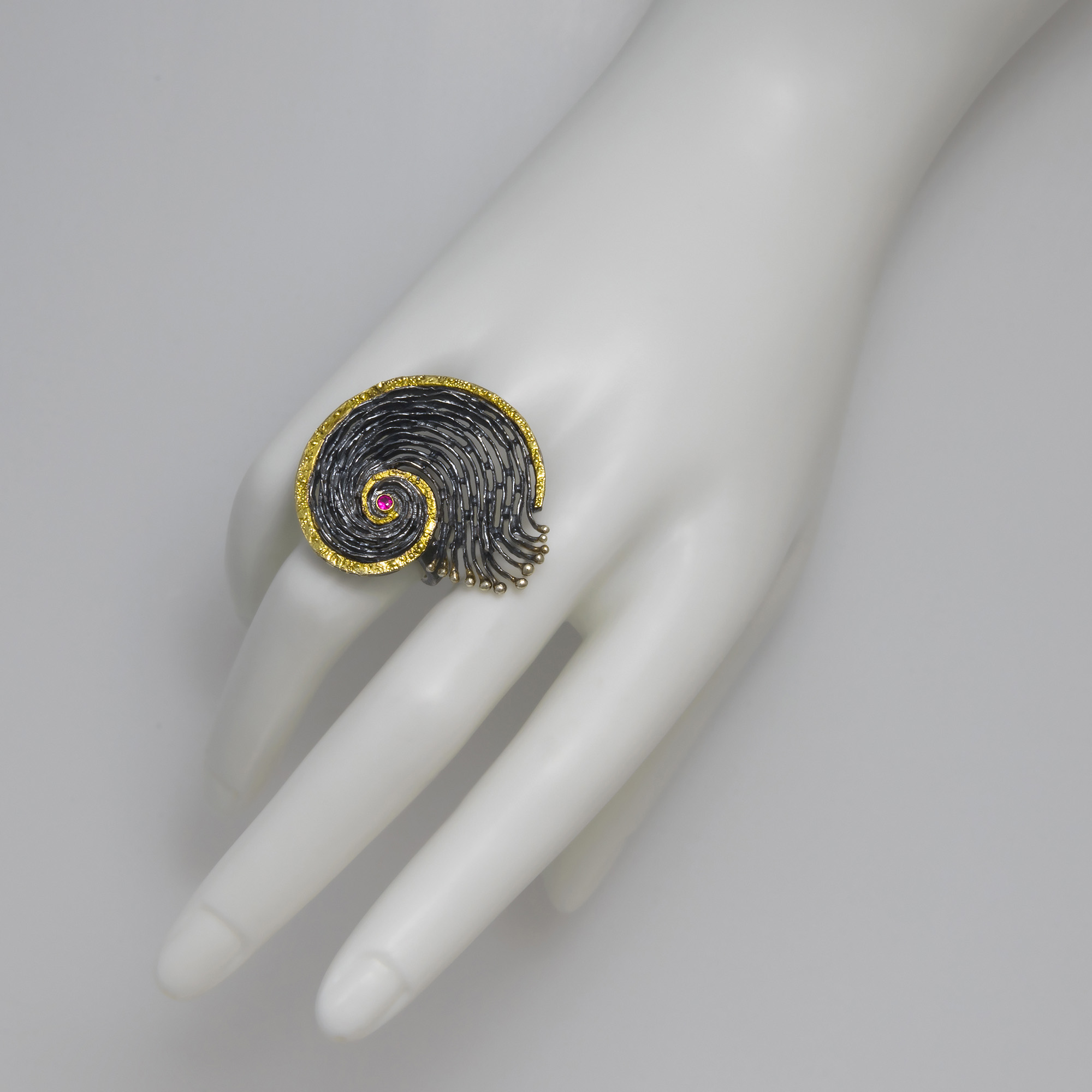 Shell-shaped silver ring with gold inlay and ruby | KORI Shop